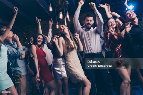 파티 하드 숙박 모든 가까운 개념 재미 활성 동적 디스코텍 을 올리는 친구 는 손을 느끼는 콘텐츠 드레스 셔츠 바지 정장 정장 실내 조직된 단체에 대한 스톡 사진 및 기타