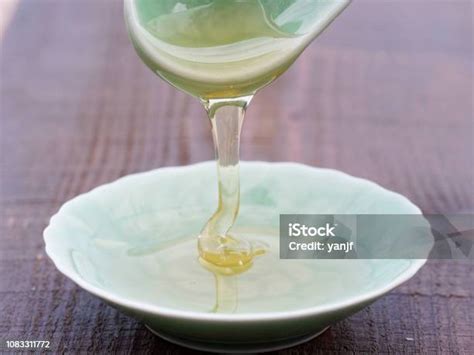 맛 있는 여 보 아래에서 흐르는 도자기 스푼 접시 스티커 투명 한 꿀 건강한 생활방식에 대한 스톡 사진 및 기타 이미지