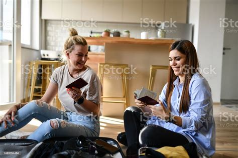 다른 여행을 떠나기 전에 여권 스탬프를 확인하는 레즈비언 커플 여행 주제에 대한 스톡 사진 및 기타 이미지 여행 주제 2명 가방 Istock