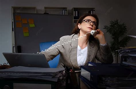 과도한 업무에 시달리는 여직원 사진 배경 및 무료 다운로드를위한 그림 Pngtree