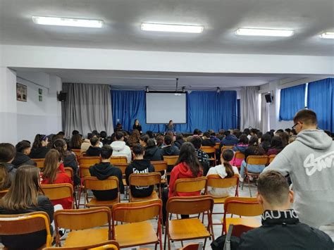 Συζήτηση μαθητών τριών με ειδικούς της εταιρίας «ΠΑΝΑΚΕΙΑ ΕΤΑΙΡΙΑ ΑΝΑΠΤΥΞΗΣ ΚΟΙΝΟΤΙΚΩΝ ΥΠΗΡΕΣΙΩΝ