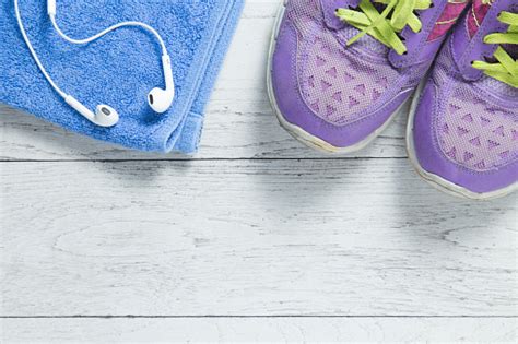 스포츠 평면 Copyspace 텍스트와 흰색 나무 바탕에 보라색 신발 및 운동 장비를 하다 개념 건강 한 라이프 스타일과