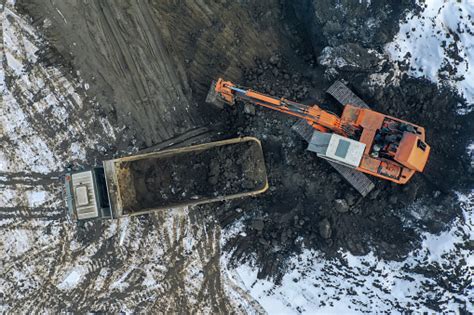 크롤러 굴삭기 굴삭기의 공중 상단 보기는 정밀 정비 도로를 위한 땅을 파고 있습니다 건설 기계는 프로젝트에 에너지 집약적 인 무거운 작업을 수행 건강관리와 의술에 대한 스톡
