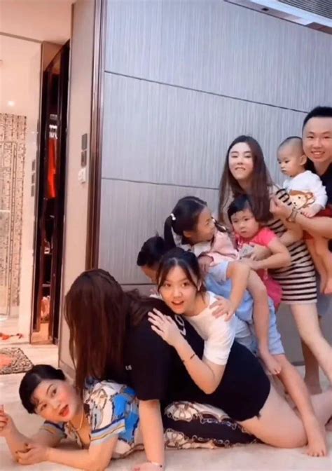 蔡天凤母亲和女婿多张亲密合照，网友：少见，太不可思议了