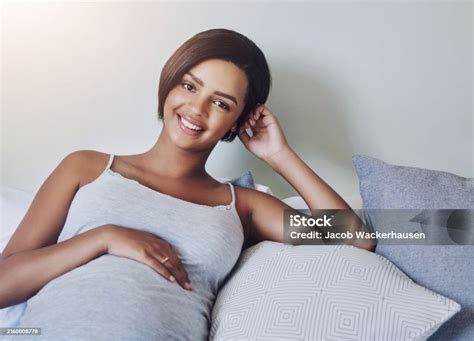 초상화 침실 및 임산부와 함께 휴식을 취하고 휴식 Ivf 또는 발달과 함께 미소와 다산을 제공합니다 얼굴 침대에 누워 있는 사람 소녀 임신 또는 출산 기대 성장 또는 출산