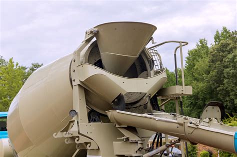 건설 현장에서 콘크리트 믹서 트럭이 액체 시멘트 콘크리트를 붓고 있었습니다 세미 트럭에 대한 스톡 사진 및 기타 이미지 세미 트럭 건축하기 따르기 Istock