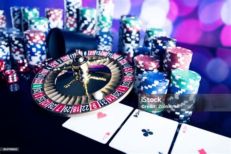 카지노 테마입니다 고대비 이미지 카지노 룰렛 포커 게임 주사위 게임 화려한 Bokeh 배경에 모든 게임 테이블 포커 칩 인쇄