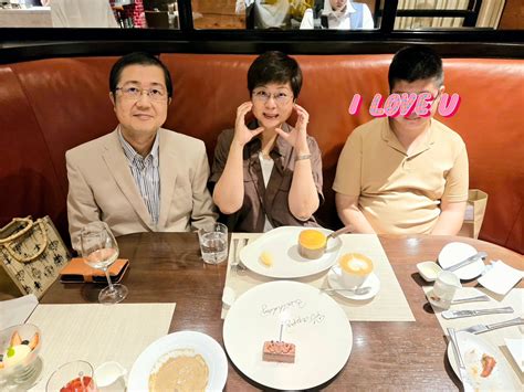 謝謝兩位男士陪伴的晚餐，儀式感滿滿。也感謝許多師長、朋友和學生們的祝福。 生日願望很貪心，希望國泰民安風調雨順；希望我愛的人都平安順利健康快樂