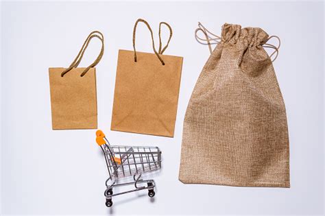 쇼핑이 있는 갈색 종이 봉투는 텍스트를 복사할 수 있는 공간을 처리합니다 흰색 배경에 쇼핑 카트 0에 대한 스톡 사진 및 기타 이미지 Istock