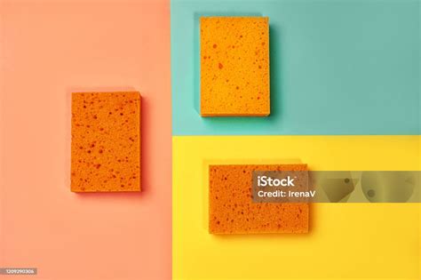 노란색 핑크 산호와 트렌디 한 민트 녹색 파란색 색상 배경에 오렌지 컬러 스폰지로 만든 최신 유행 콜라주 0명에 대한 스톡 사진 및 기타 이미지 Istock