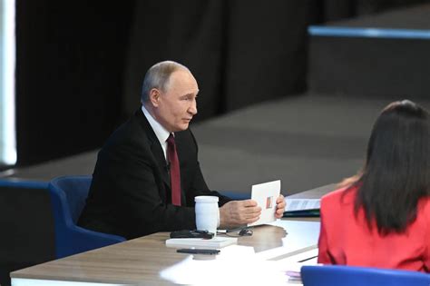 Песков заявил что Запад ищет скрытые послания в документальном фильме о Путине