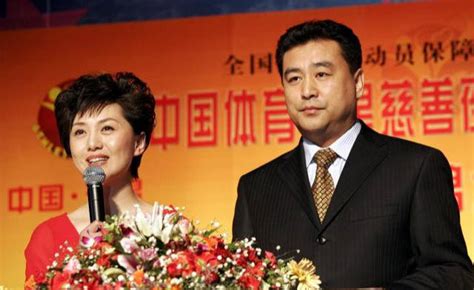 32年0失误0绯闻，低调的央视主播张宏民，60岁独自吃口雪糕竟被骂 搜狐大视野 搜狐新闻