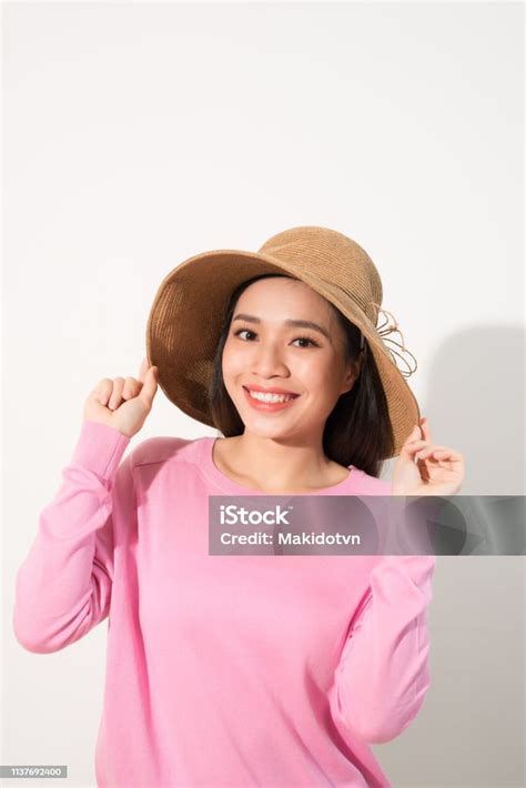 밀 짚 모자에 아름 다운 여자의 초상화입니다 웃는 소녀 서머 타임 가득 찬에 대한 스톡 사진 및 기타 이미지 가득 찬 금발 머리 길이 Istock