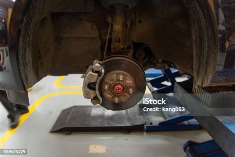 현대 차고 자동차 서비스 센터에서 해제 된 자동차에서 휠 차량 수리 및 유지 보수 서스펜션 디스크 브레이크 자동차 부품의 폐쇄 강철에 대한 스톡 사진 및 기타 이미지