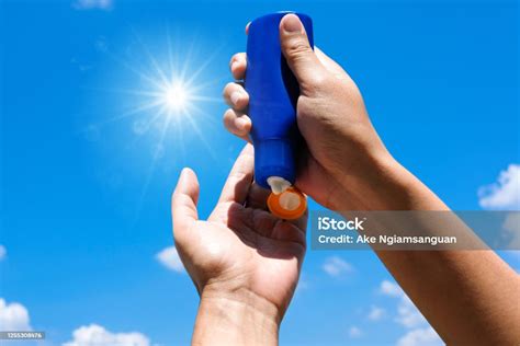 자외선 차단제를 들고 있는 여성의 손 매우 태양 빛 하늘 배경 건강 개념 및 스킨 케어 개념에 대한 스톡 사진 및 기타 이미지 개념 건강관리와 의술 계절 Istock