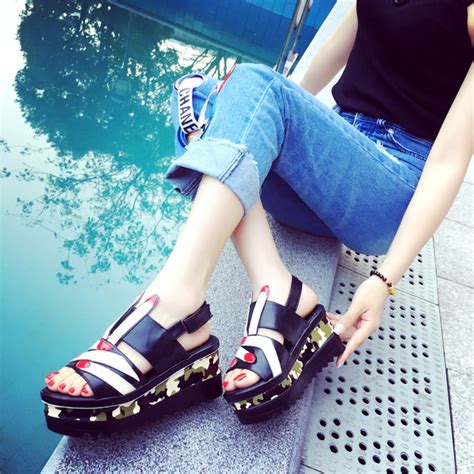 Модерни дамски шарени сандали с висока подметка Badu Bg