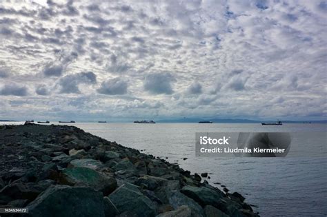 바다 위의 극적인 하늘 바다 위의 흐린 날씨 배가있는 바다 위에 많은 구름이 있습니다 바다가 배와 함께 파도 바다와 소름 끼치는 구름에서 배 0명에 대한 스톡 사진 및 기타