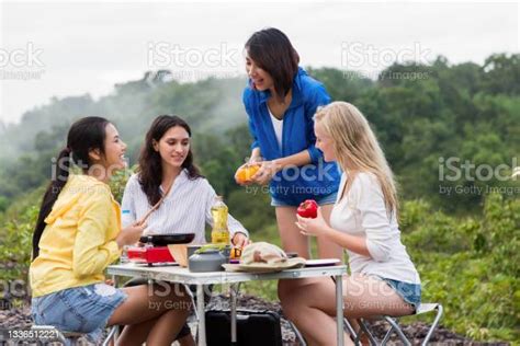 다양한 젊은 관광 친구들의 그룹 캠핑 산에서 요리 캠핑 휴가에 함께 요리 하는 젊은 여행자 여성의 그룹 십대 소녀에 대한 스톡 사진 및 기타 이미지 Istock