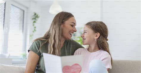 해피 어머니의 날 어린 딸은 엄마를 축하하고 엽서를줍니다 엄마와 소녀는 웃고 껴안고 있다 가족 휴가와 공생 사진 Unsplash의 귀여운 이미지