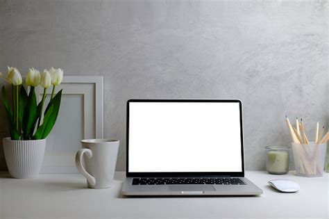 홈 오피스 인테리어 컴퓨터 노트북 액자 커피 컵 노트북 및 흰색 테이블에 꽃 냄비 노트북에 대한 스톡 사진 및 기타 이미지 노트북 탁자 0명 Istock