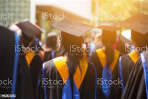 시작 하는 동안 졸업생의 그룹입니다 대학에서 개념 교육 축 하입니다 시작 하는 동안 대학에서 졸업식입니다 모자를 닫습니다 졸업식에 대한 스톡 사진 및 기타 이미지 Istock