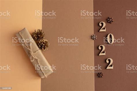 2022 갈색과 베이지 색 배경에 세련된 크리스마스 구성 선물과 나무 인형 복사 공간 0명에 대한 스톡 사진 및 기타 이미지 0명 12월 1월 Istock