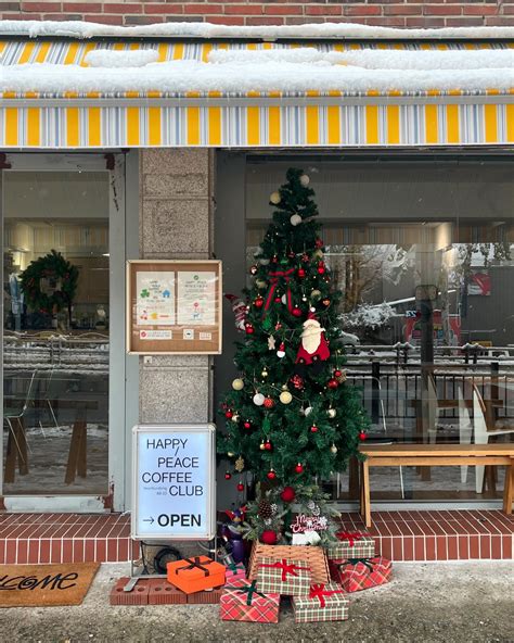 해피앤피스 커피클럽 New 라즈베리 요거트 치즈케이크 돌아온 라즈베리 치즈케이크 조각 요거트 치즈케이크에 마스카포네 크림과 과일 초콜릿을 올려드려요 주문시 원하시는