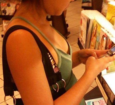 Asiavoyeur Cleavage In Bookstore Pic