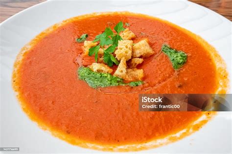 스페인과 이탈리아 요리의 전통 요리는 접시에 크루톤과 페스토 소스를 곁들인 토마토 수프입니다 가스파초에 대한 스톡 사진 및 기타 이미지 Istock
