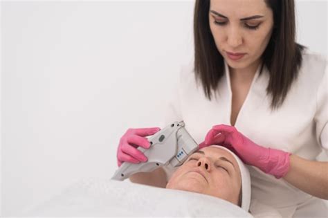 전문 장비와 피부과 전문의를 갖춘 여성 고객에게 Smas 안면 리프팅 레이저 시술 프리미엄 사진