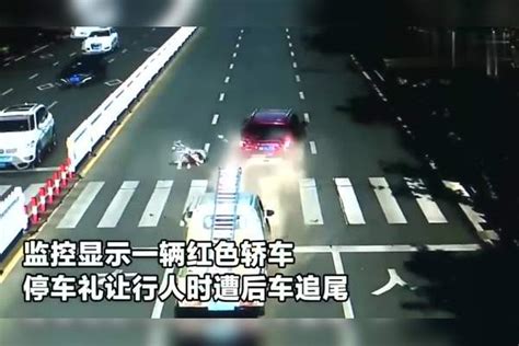 轿车斑马线停车礼让行人，被追尾女子推婴儿车过马路，被撞飞婴儿车行人女子