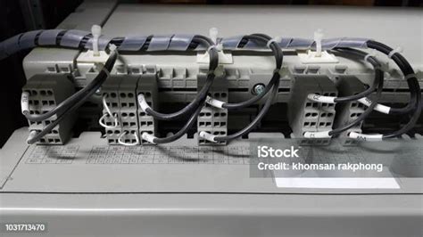 전기 부품 및 메인 회로 차단기 전기 낮은 전압 보호 릴레이 제어 캐비닛 액세서리 가리기에 대한 스톡 사진 및 기타 이미지