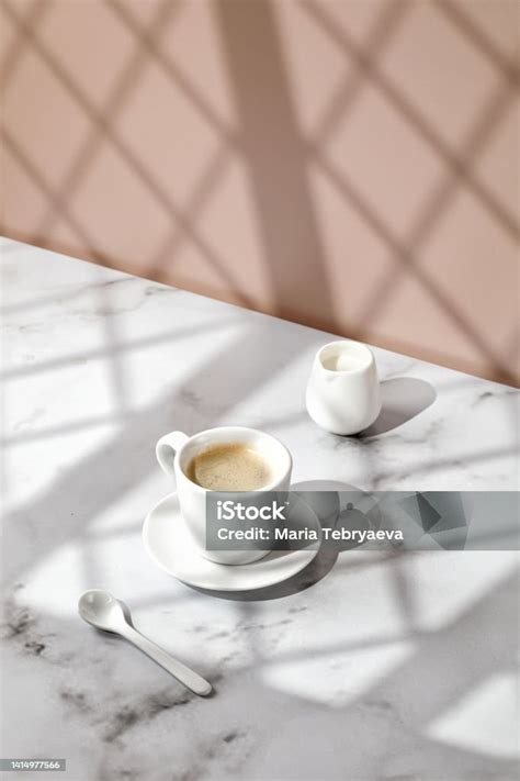 커피 컵 머그잔에 뜨거운 음료 베이지색과 대리석 배경과 창 그림자 맑은 햇살 햇빛 커피 컵에 카푸치노 0명에 대한 스톡 사진 및 기타 이미지 Istock
