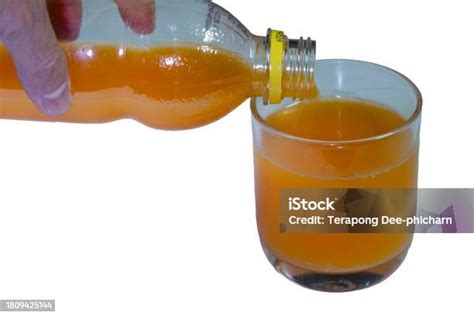 한 손에는 오렌지 주스 한 병을 들고 투명한 유리잔에 따랐다 쉽게 분리되는 배경에 0명에 대한 스톡 사진 및 기타 이미지 0명 3차원 형태 갈색 Istock