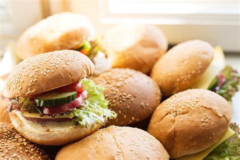 쇠고기 치즈와 카라멜 화 양파와 홈메이드 맛 있는 햄버거 길거리 음식 패스트 푸드 0명에 대한 스톡 사진 및 기타 이미지 0명 건강에 좋지 않은 음식 고기 Istock