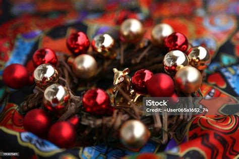 베이지 색 배경과 쥐 그림에 가지와 금과 빨간 공의 새해 화환 0명에 대한 스톡 사진 및 기타 이미지 0명 개체 그룹 건강한 생활방식 Istock