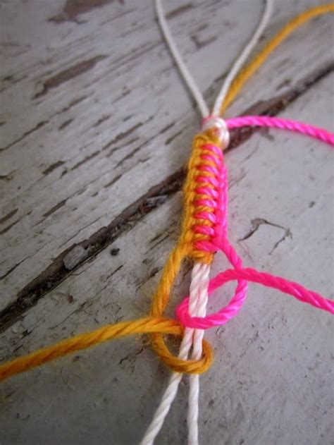 左右梭編結 来自林祖馬的图片分享 堆糖 Yarn bracelets Diy bracelets Bracelet crafts