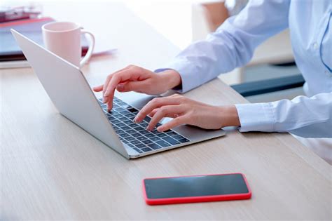 책상에 노트북을 입력하고 또한 일광 옆에 휴대 전화를 넣어 작업 여성의 손 손에 대한 스톡 사진 및 기타 이미지 손 공부 노트북 Istock