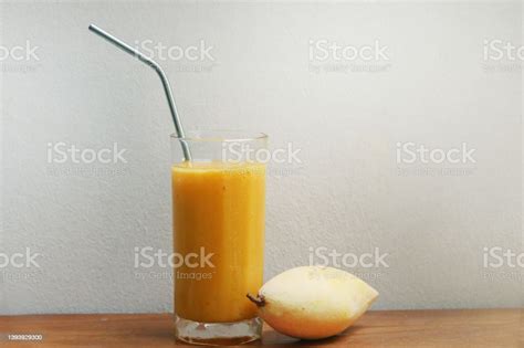 신선한 얼음 망고 주스 스테인레스 스틸 음료 짚과 잘 익은 망고 과일을 흰색 배경에 복사 공간 0명에 대한 스톡 사진 및 기타 이미지 Istock