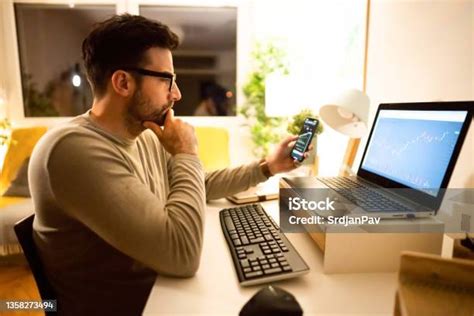 블록체인 기술로 작업하는 중심의 남자 랩톱 화면에서 암호화그래프 분석 대체 불가 토큰에 대한 스톡 사진 및 기타 이미지 대체 불가 토큰 사람들 노트북 Istock