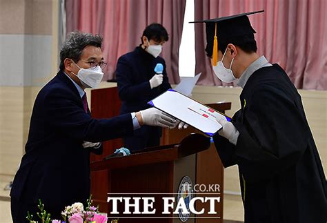 Tf사진관 코로나19 시대 조용한 졸업식 풍경 포토 기사 더팩트