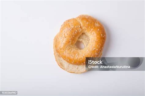흰색 바탕에 참 깨와 신선한 구운된 Bagle 찬 샌드위치를 만들기 위한 프리 컷 건강한 식생활에 대한 스톡 사진 및 기타 이미지 건강한 식생활 곡초류 깨 Istock