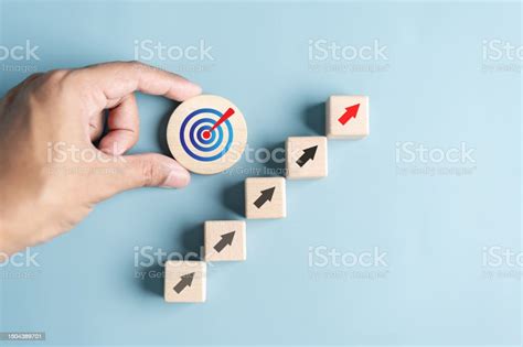 비즈니스 성장 성공 달성 개념 개발 리더십 및 고객 대상 그룹 개념을 계획하기 위한 계단 또는 사다리로 나무 블록 쌓기를 손으로 배열합니다 개념에 대한 스톡 사진 및 기타