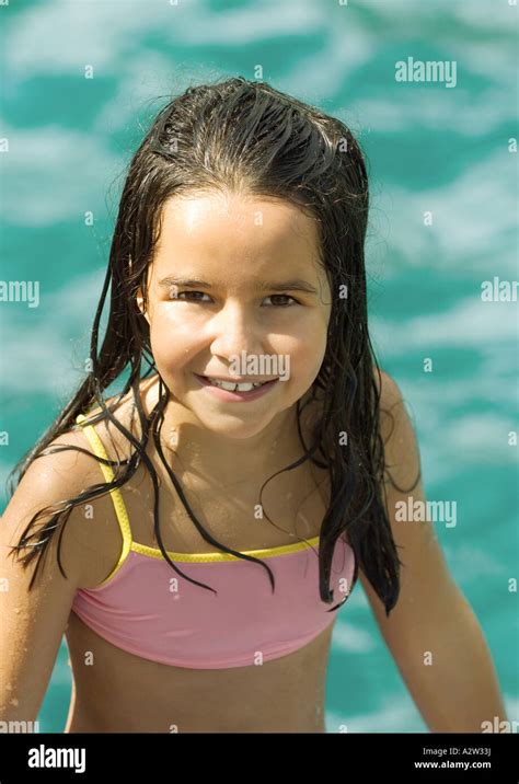 Mädchen im Badeanzug Wasser im Hintergrund Porträt Stockfotografie