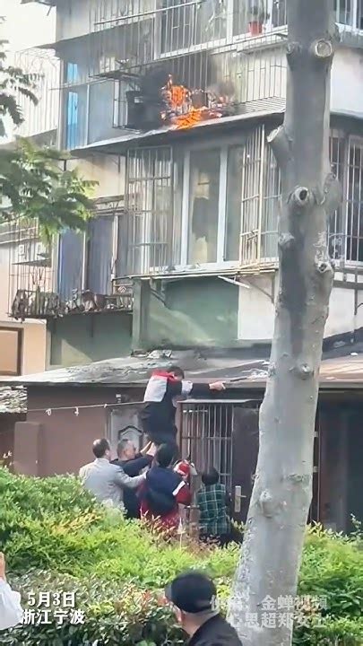 “他们奋不顾身的样子真帅！”快递小哥、学生、蓝衣大哥，提着一瓶瓶灭火器，爬屋灭火！china 中国 Life 正能量 Vlog