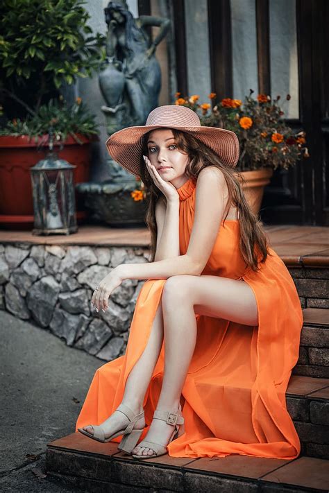 Irina Mukhina 여성 갈색 머리의 모자 다리 주황색 옷 드레스 꽃 계단 Hd 배경 화면