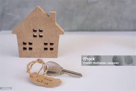 작은 갈색 목조 주택의 모형과 집 열쇠에 부착된 주택 판매 라벨 개념 부동산 모기지 임대 주택 구입 0명에 대한 스톡 사진 및 기타 이미지 Istock