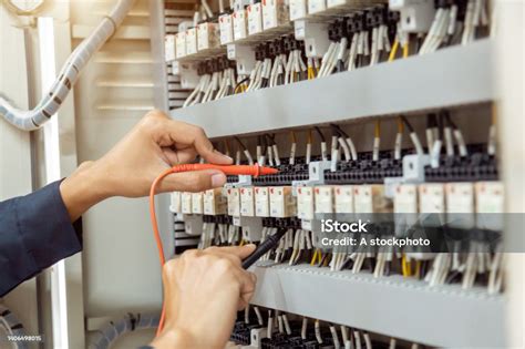 회로 차단기 및 케이블 배선 시스템에서 전류 전압을 검사하기 위해 측정 장비를 사용하는 전기 엔지니어 전기 서비스 개념 릴레이에