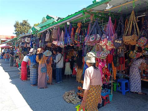 သီတင်းကျွတ်လပြည့်နေ့တွင် ဆံတော်ရှင်ကျိုက်ထီးရိုးစေတီတော်မြတ်ကြီးအား