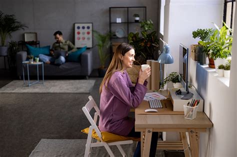 컴퓨터를 사용하여 집에서 편안하게 일하는 여성 프리랜서 25 29세에 대한 스톡 사진 및 기타 이미지 25 29세 2명 30 34세 Istock